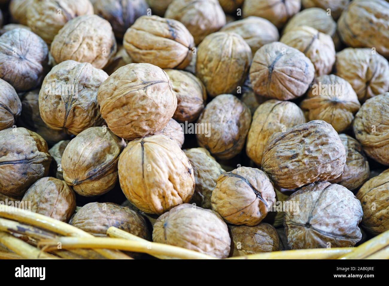Walnuts in the shell hi-res stock photography and images - Alamy
