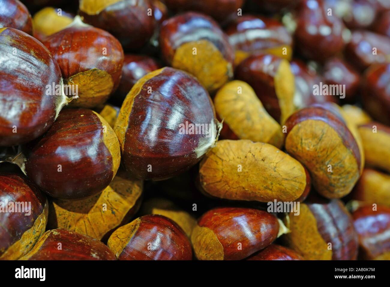 Fresh chestnuts in the shell at a farmers market Stock Photo - Alamy