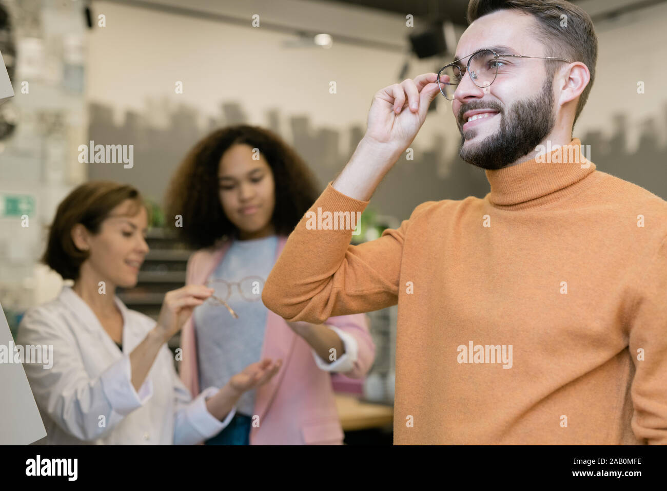 Cheerful business consultant talking client hi-res stock photography ...