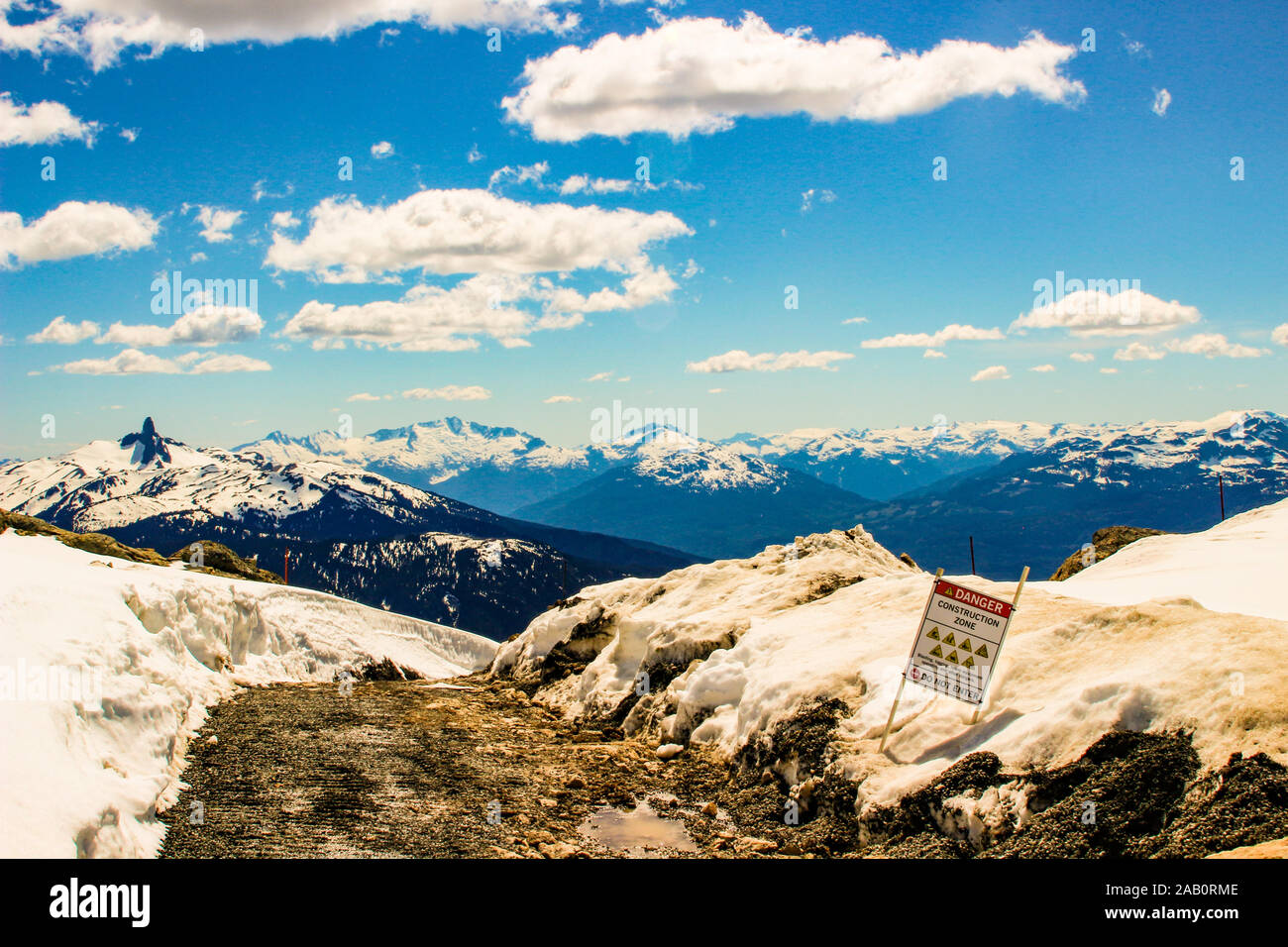 Crumbling cliff edge warning sign hi-res stock photography and images ...