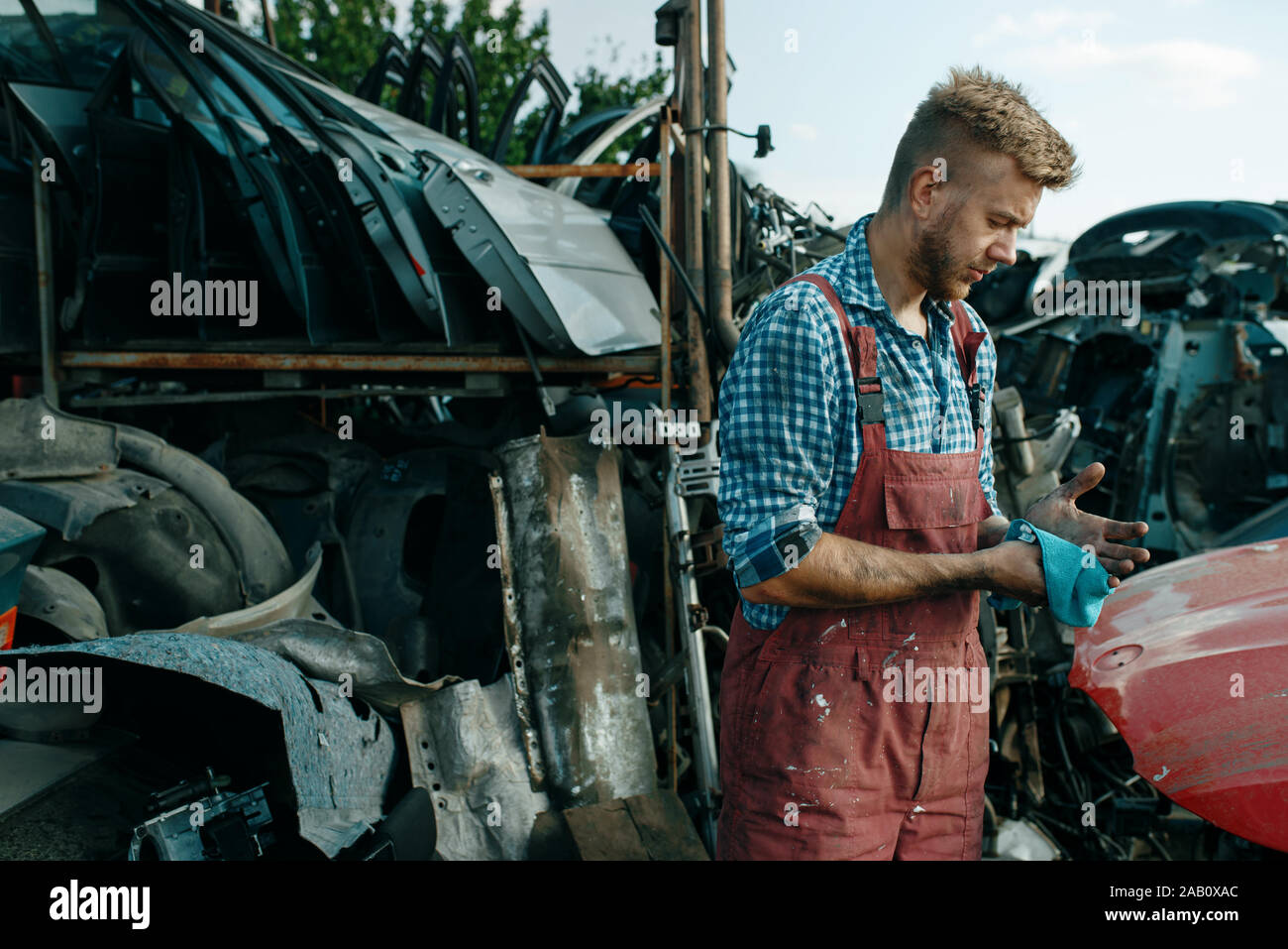 Car junkyard repair hi-res stock photography and images - Alamy