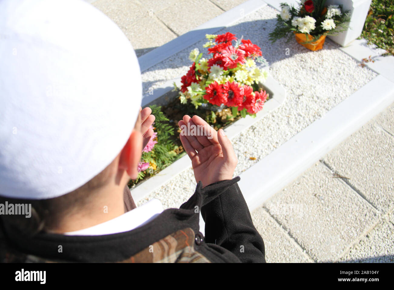 Islamic praying on dead person Stock Photo - Alamy