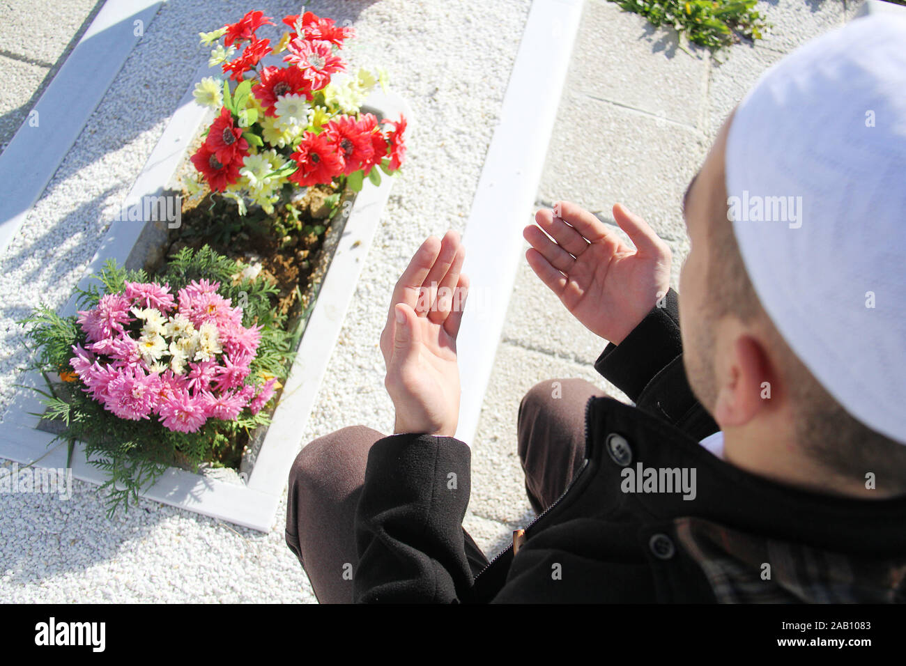 Islamic praying on dead person Stock Photo - Alamy