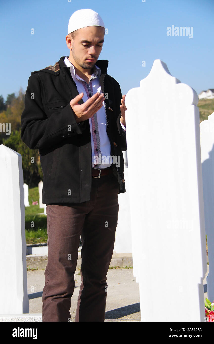 Islamic praying on dead person Stock Photo - Alamy