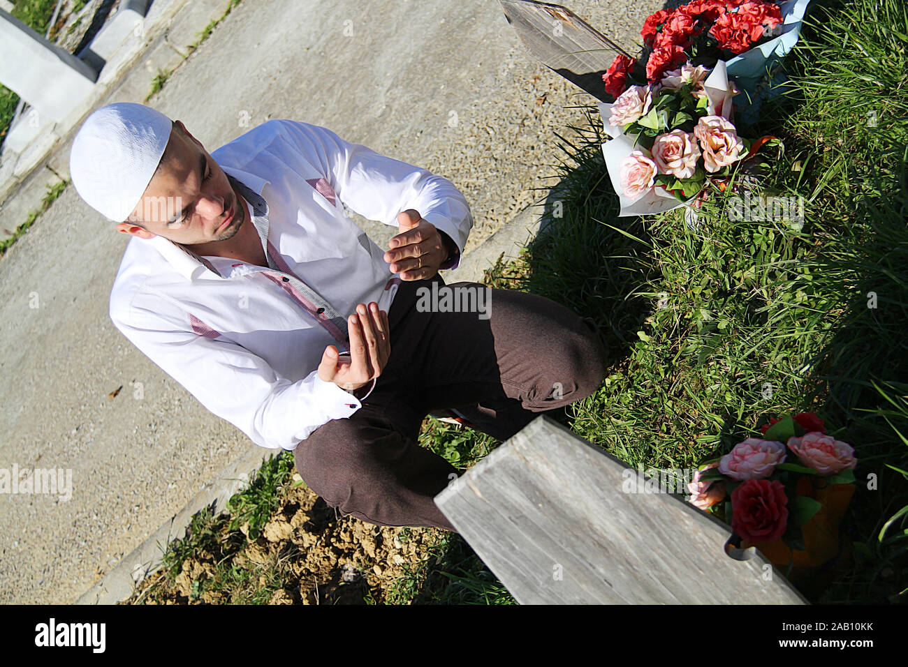 Islamic praying on dead person Stock Photo - Alamy