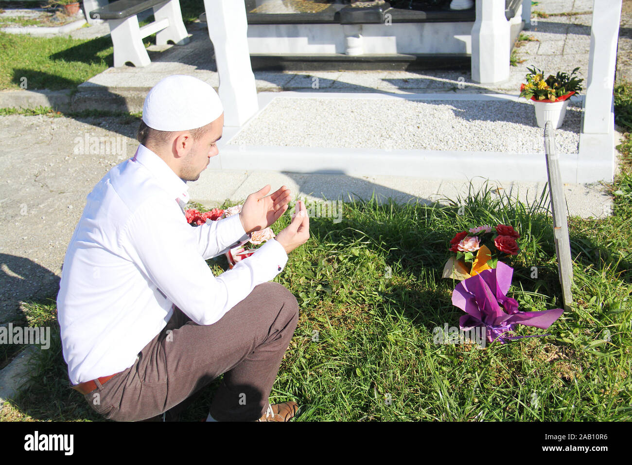 Islamic praying on dead person Stock Photo - Alamy