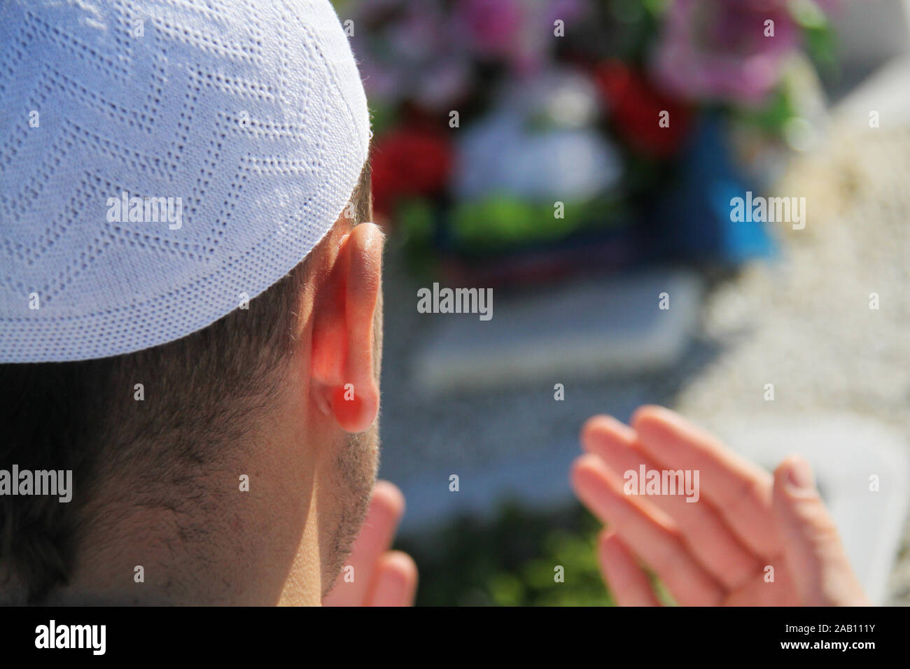 Islamic praying on dead person Stock Photo - Alamy