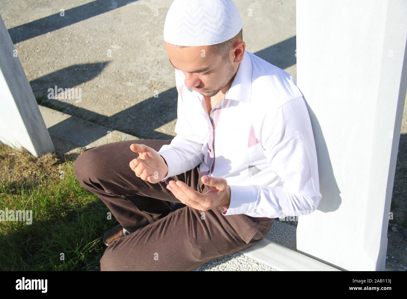 Islamic praying on dead person Stock Photo - Alamy