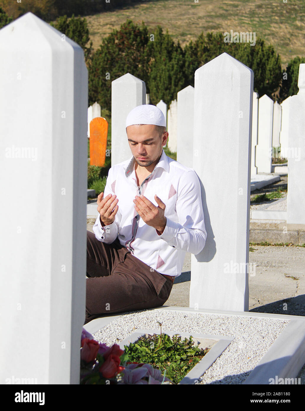 Islamic praying on dead person Stock Photo - Alamy