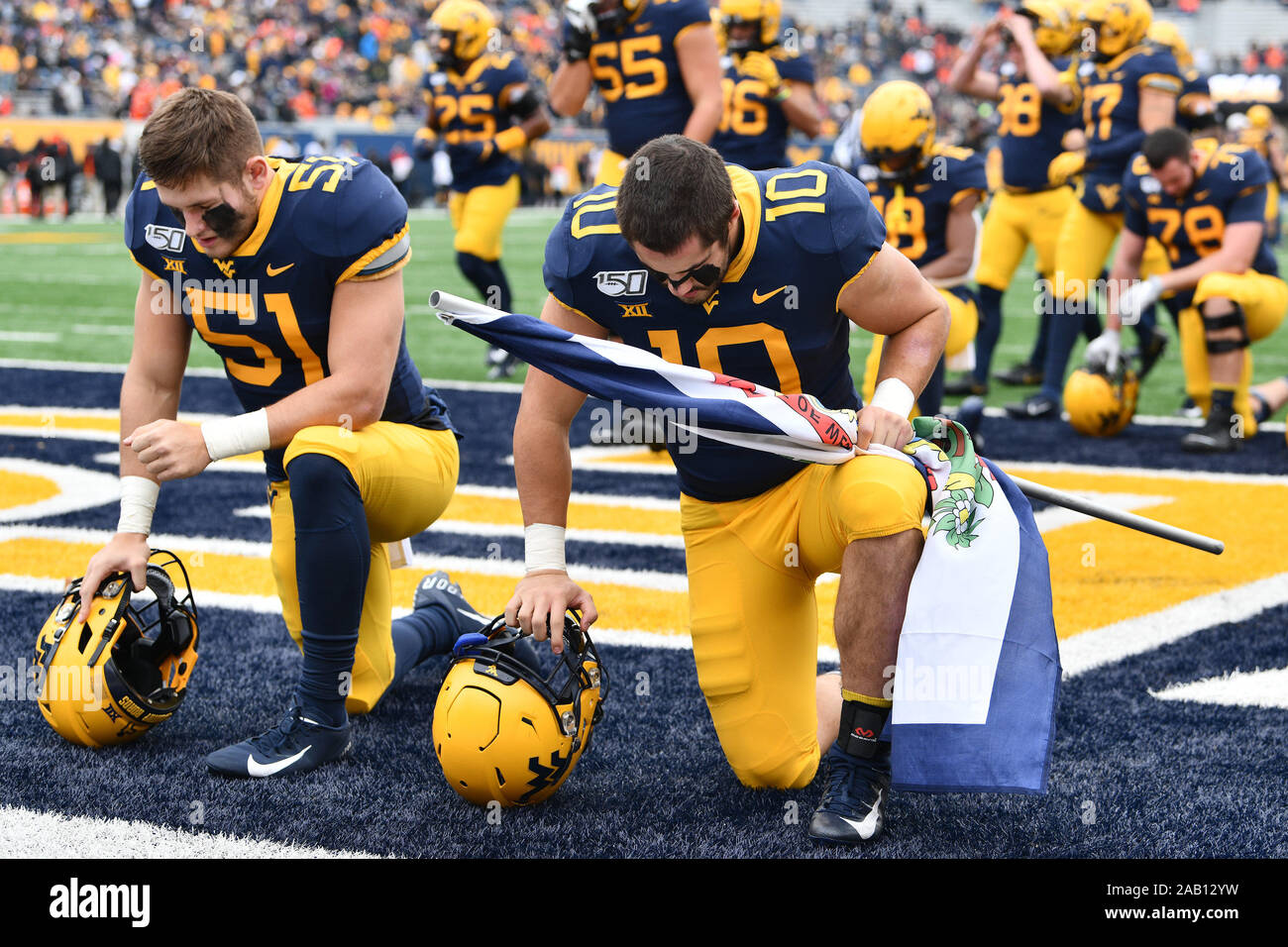Kneel in end zone hi-res stock photography and images - Alamy