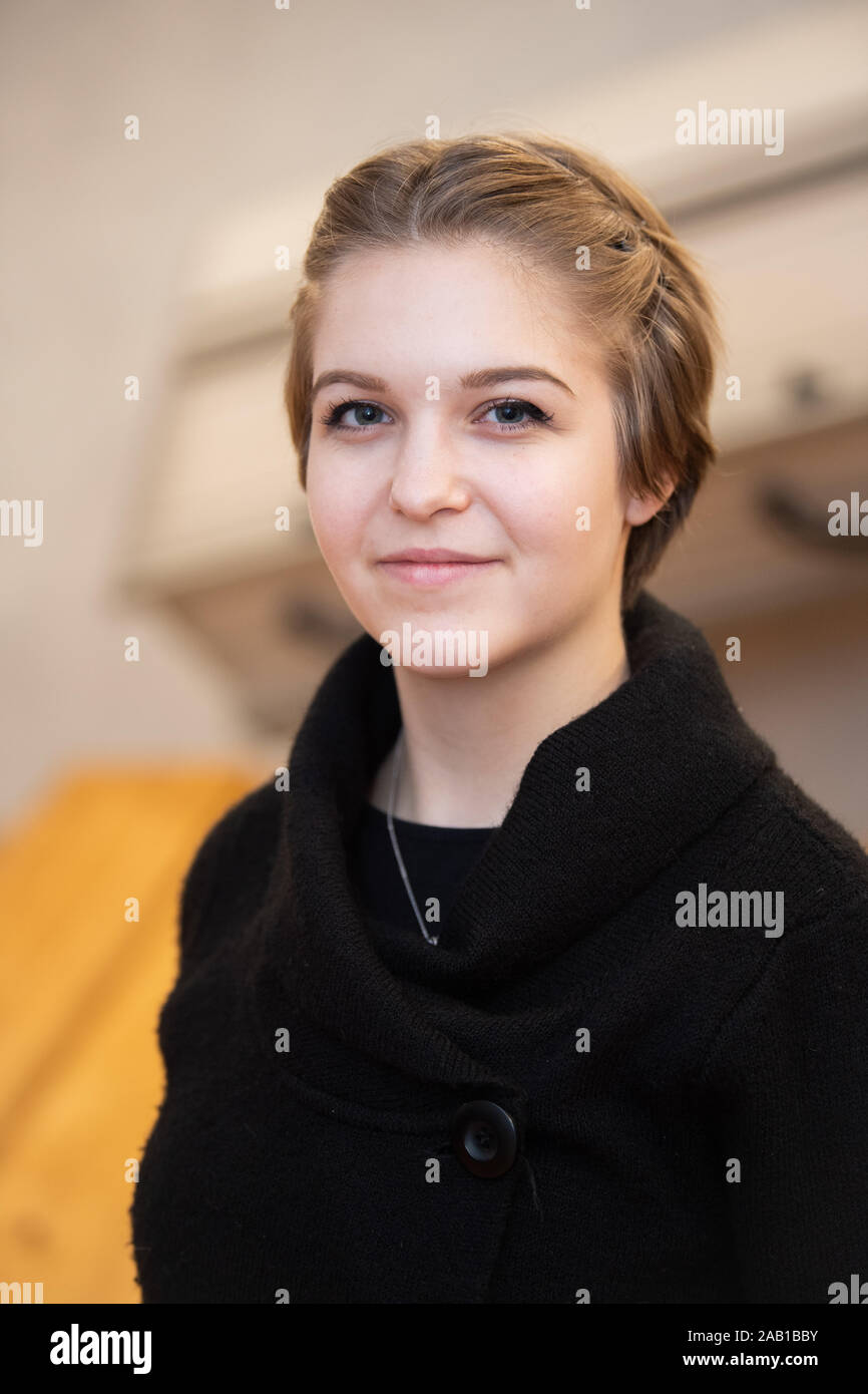 Backnang, Germany. 18th Nov, 2019. The undertaker Jennifer Schmid ...