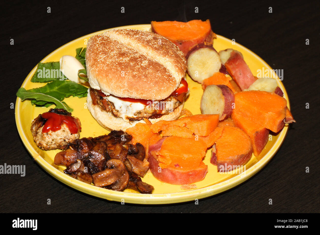 Burger plate hi-res stock photography and images - Alamy