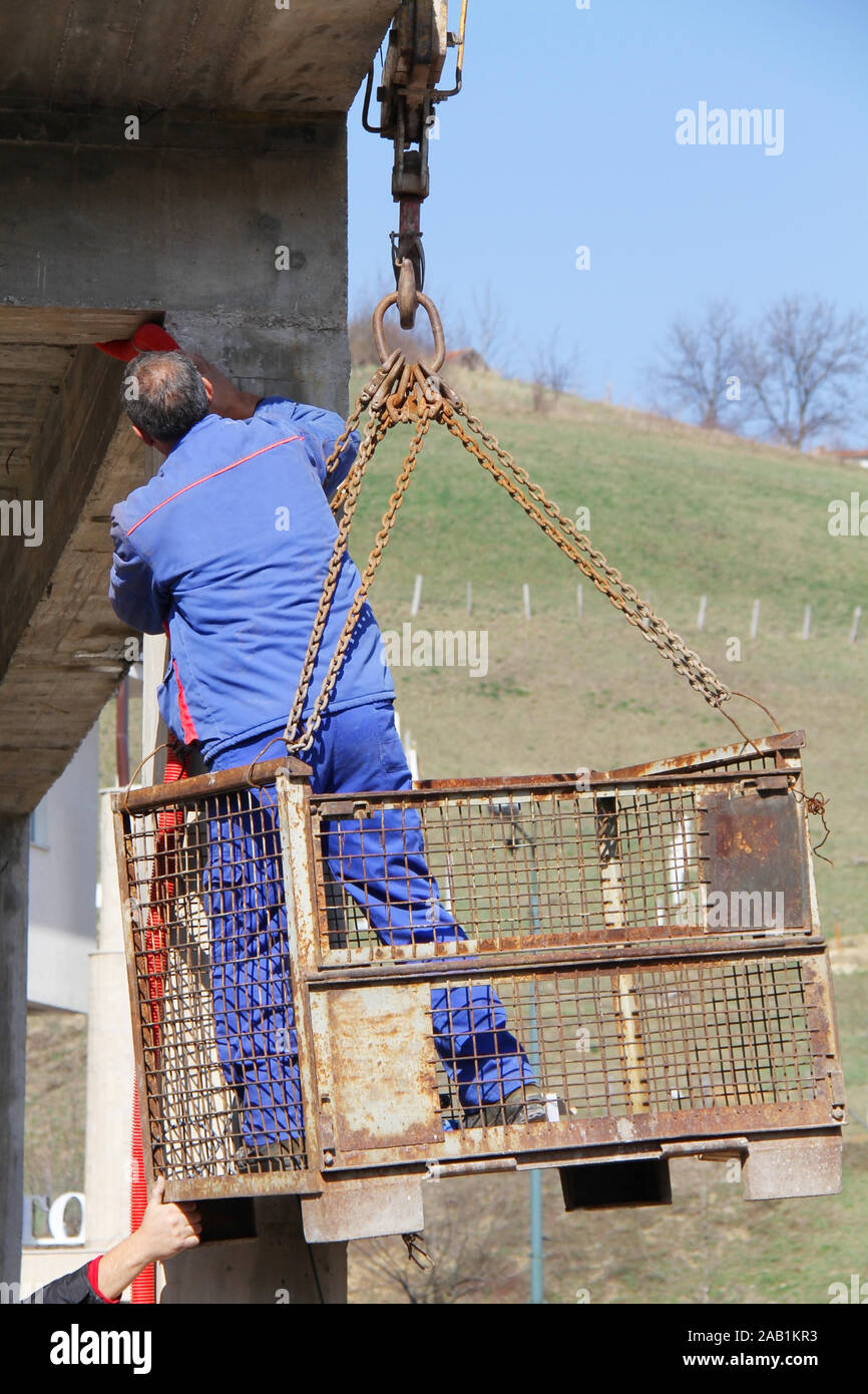 Photo of the Construction worker working on scaffolding Stock Photo - Alamy