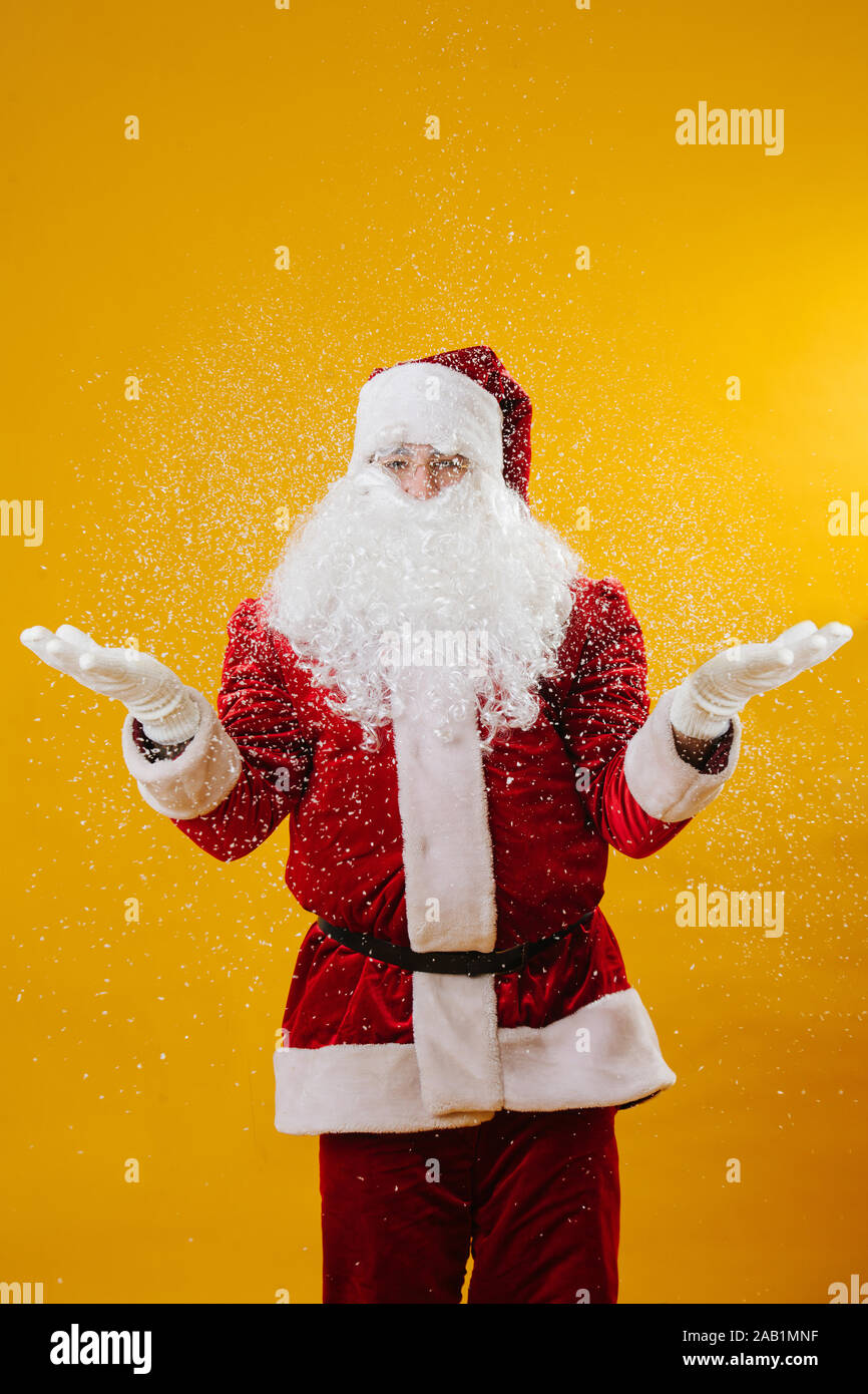 Old man falling over hi-res stock photography and images - Alamy