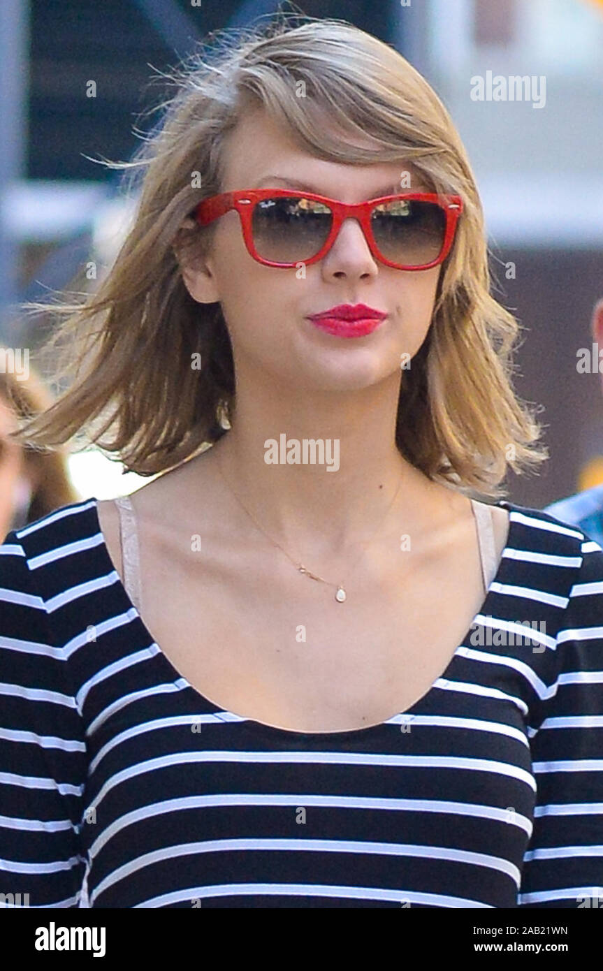 NEW YORK, NY - APRIL 12: Taylor Swift walk sin Tribeca after working ...