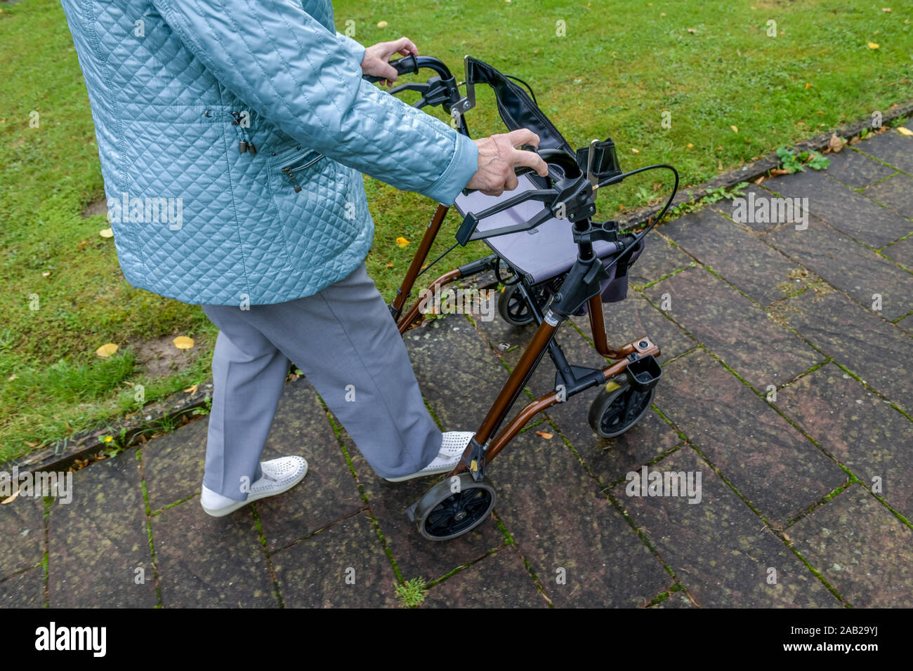 Alte frau rollator hi-res stock photography and images - Alamy