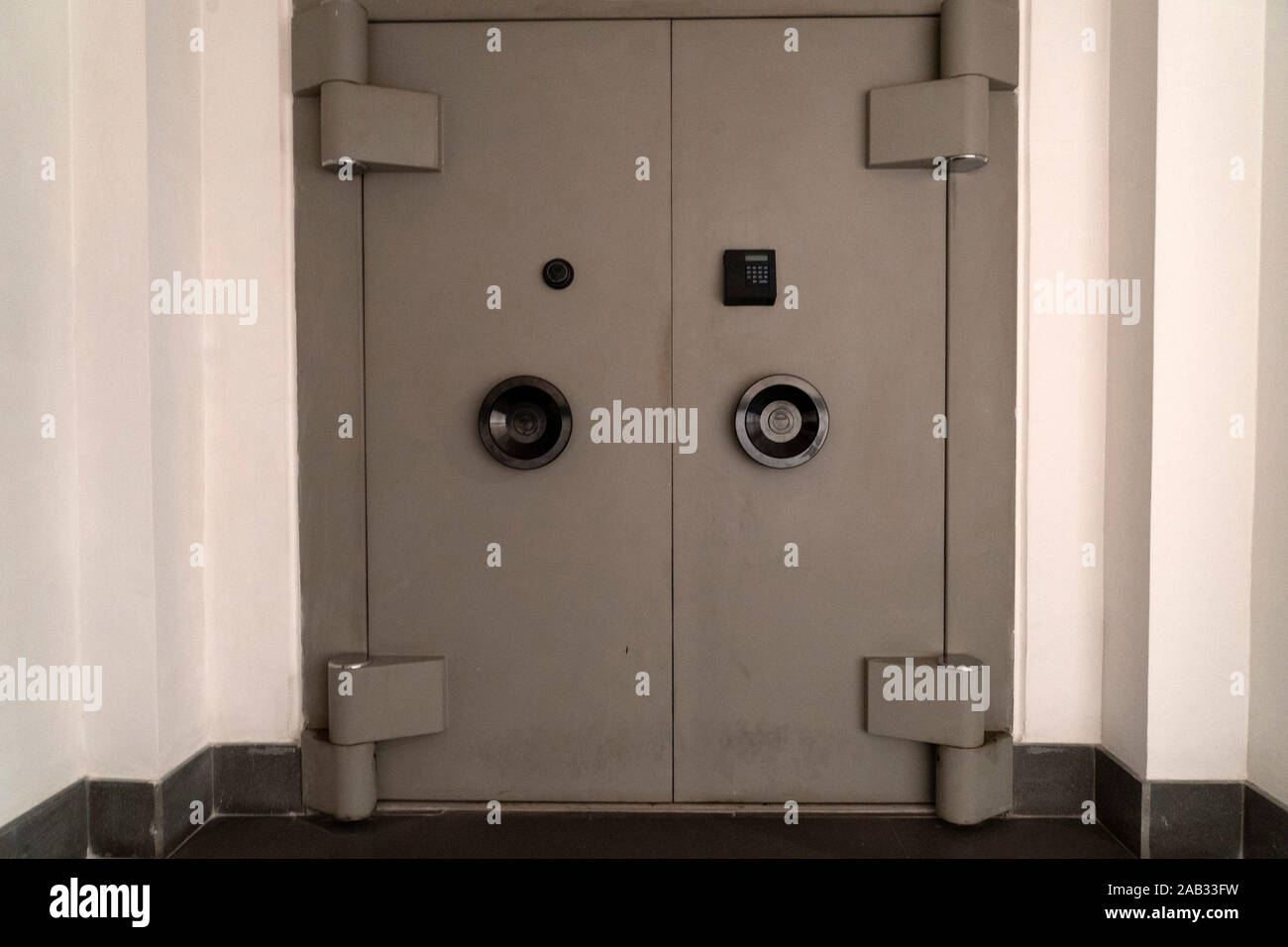 Bank vault open inside hi-res stock photography and images - Alamy