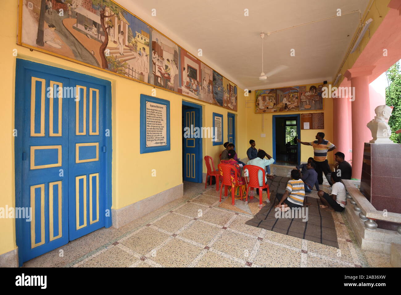 Vidyasagar Smriti Mandir veranda (the birthplace of Ishwar Chandra ...