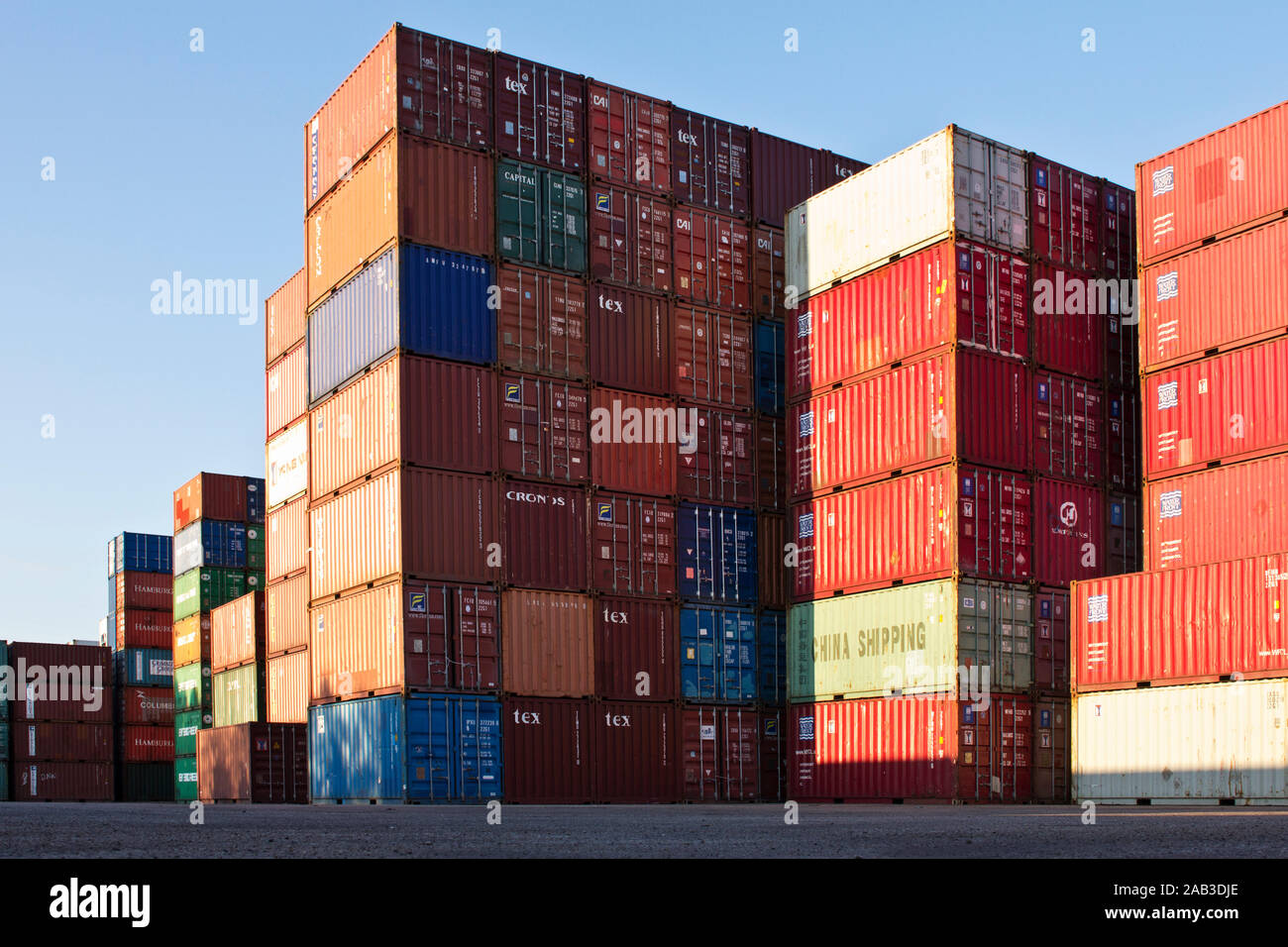 Containerstapel auf einem Platz im Containerhafen |Container stacking ...
