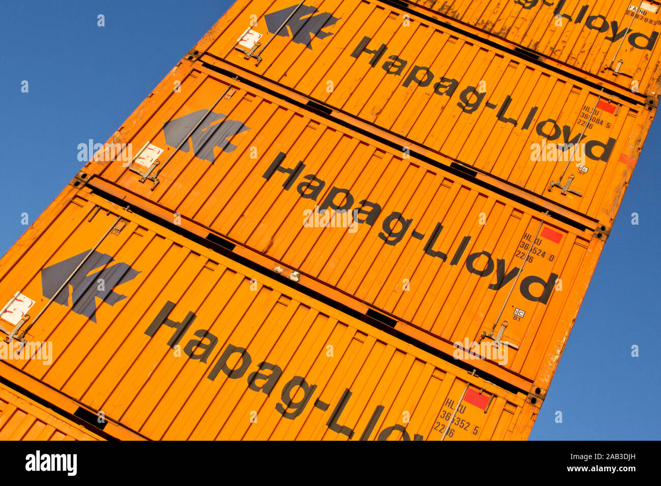Container der Hapag-Lloyd übereinander gestapelt auf einem Platz im ...