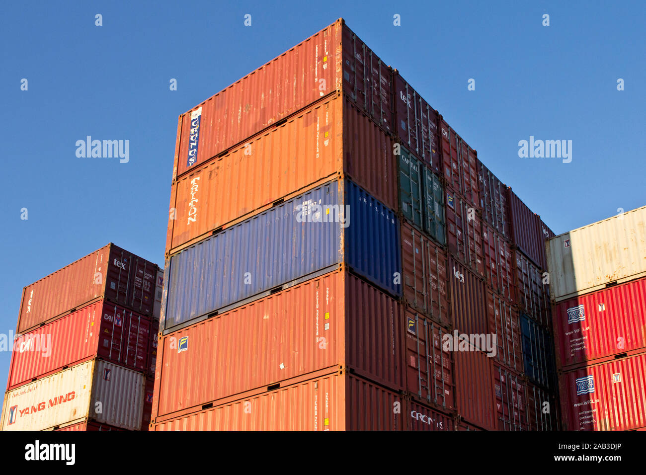 Containerstapel auf einem Platz im Containerhafen |Container stacking ...