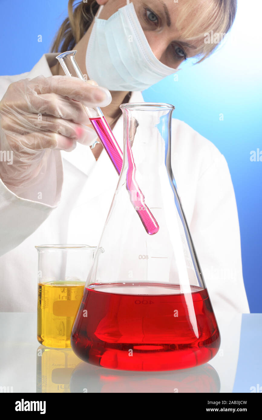 Chemikerin hi-res stock photography and images - Alamy