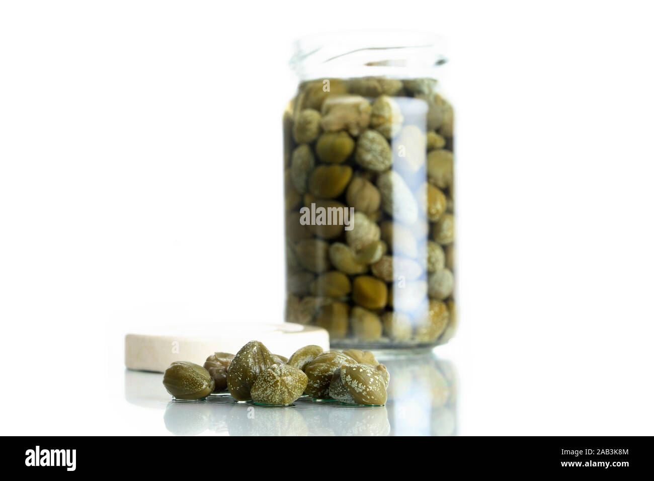 Glas mit Kapern Stock Photo - Alamy