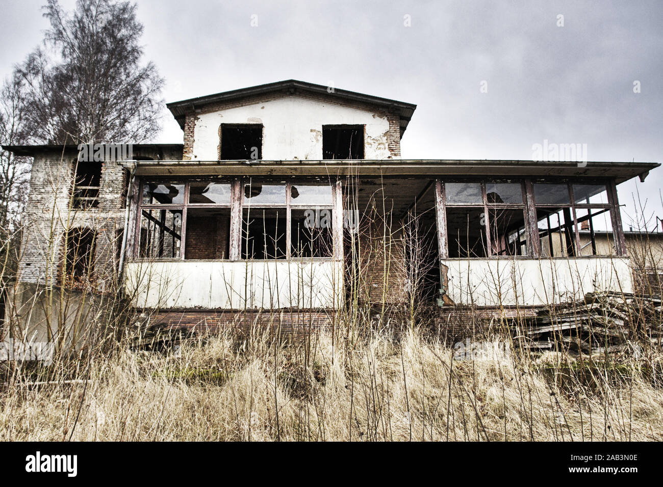 Zerfallenes haus hi-res stock photography and images - Alamy
