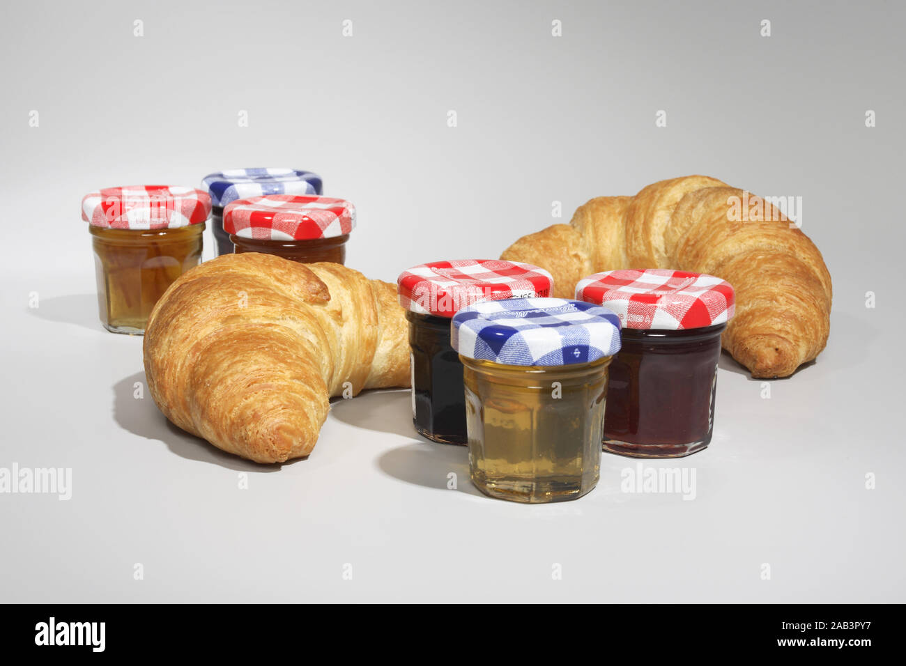 Croissant mit Marmelade Stock Photo - Alamy