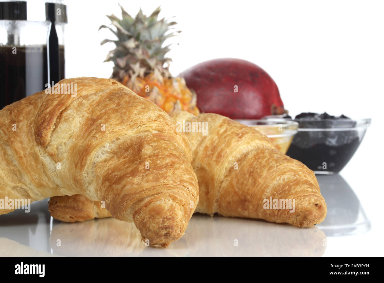 Croissants, Kaffee, Frucht und Marmelade Stock Photo - Alamy