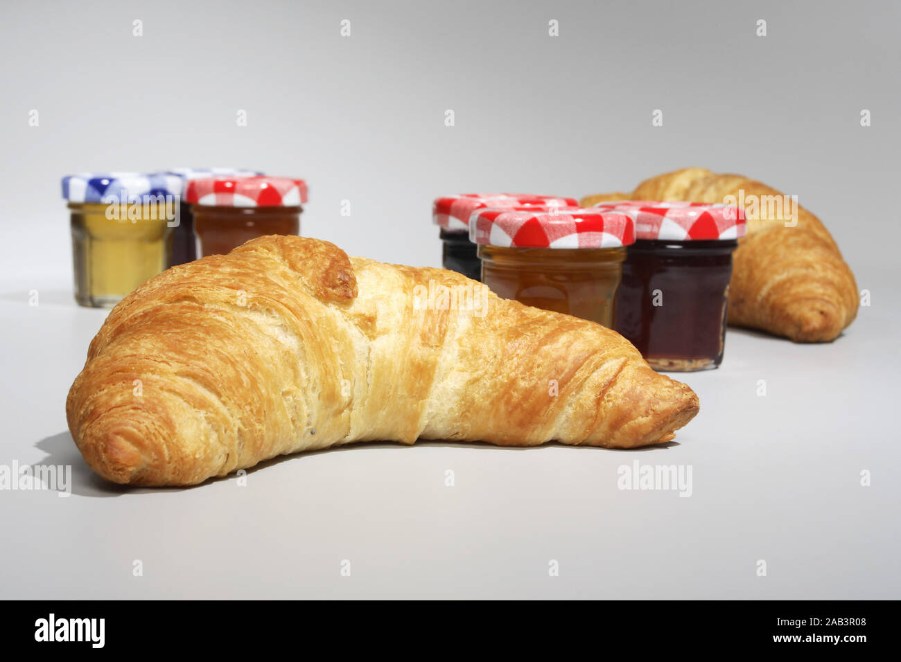 Croissant mit Marmelade Stock Photo - Alamy