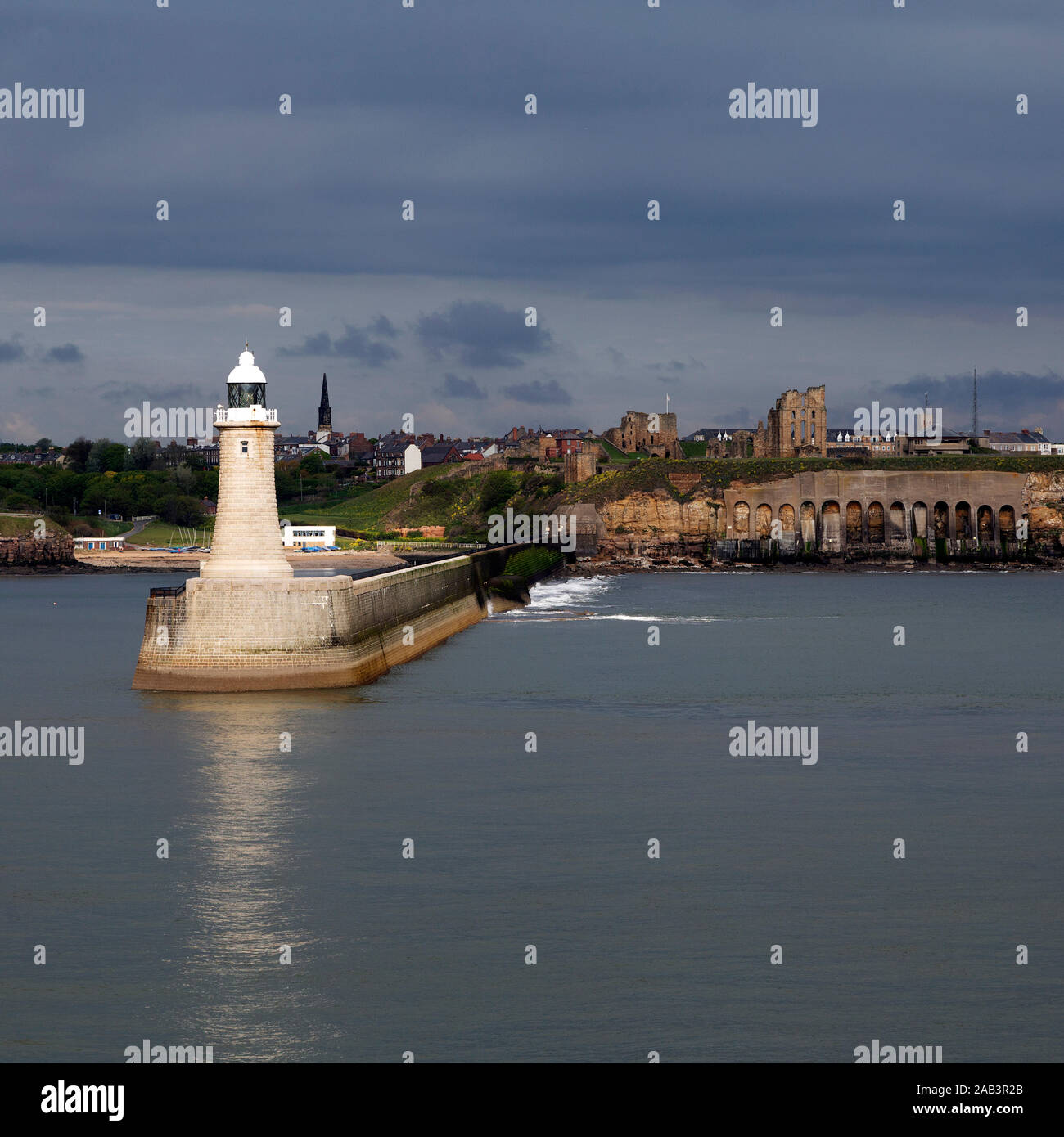 Tynemouth pier hi-res stock photography and images - Alamy