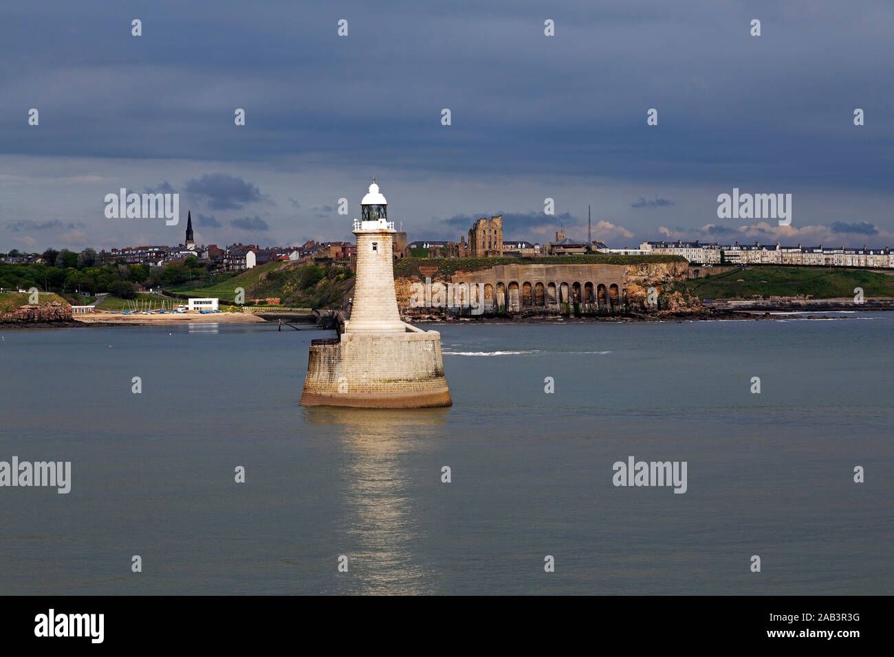 Tynemouth pier hi-res stock photography and images - Alamy