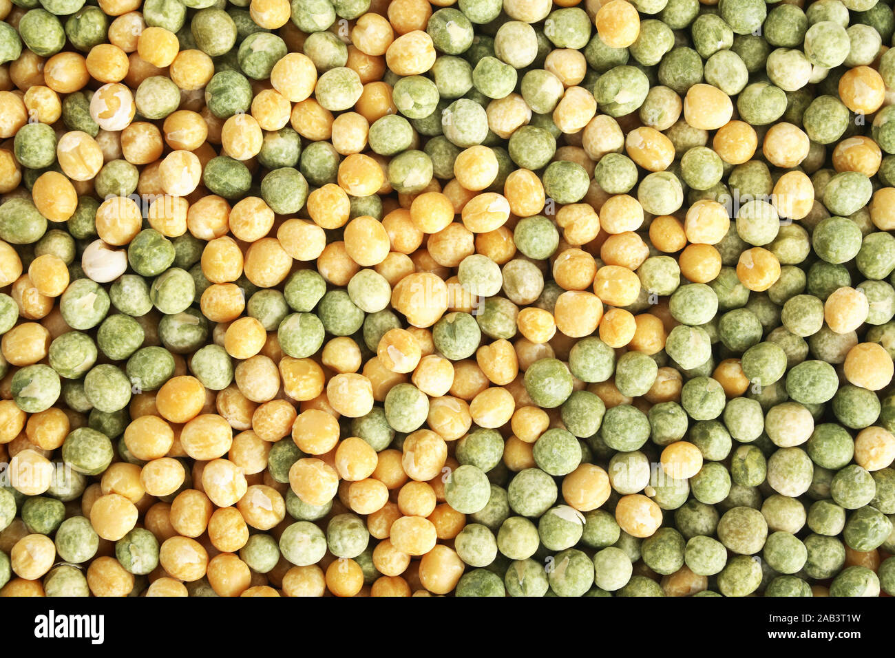 Gruene und gelbe Erbsen Stock Photo - Alamy