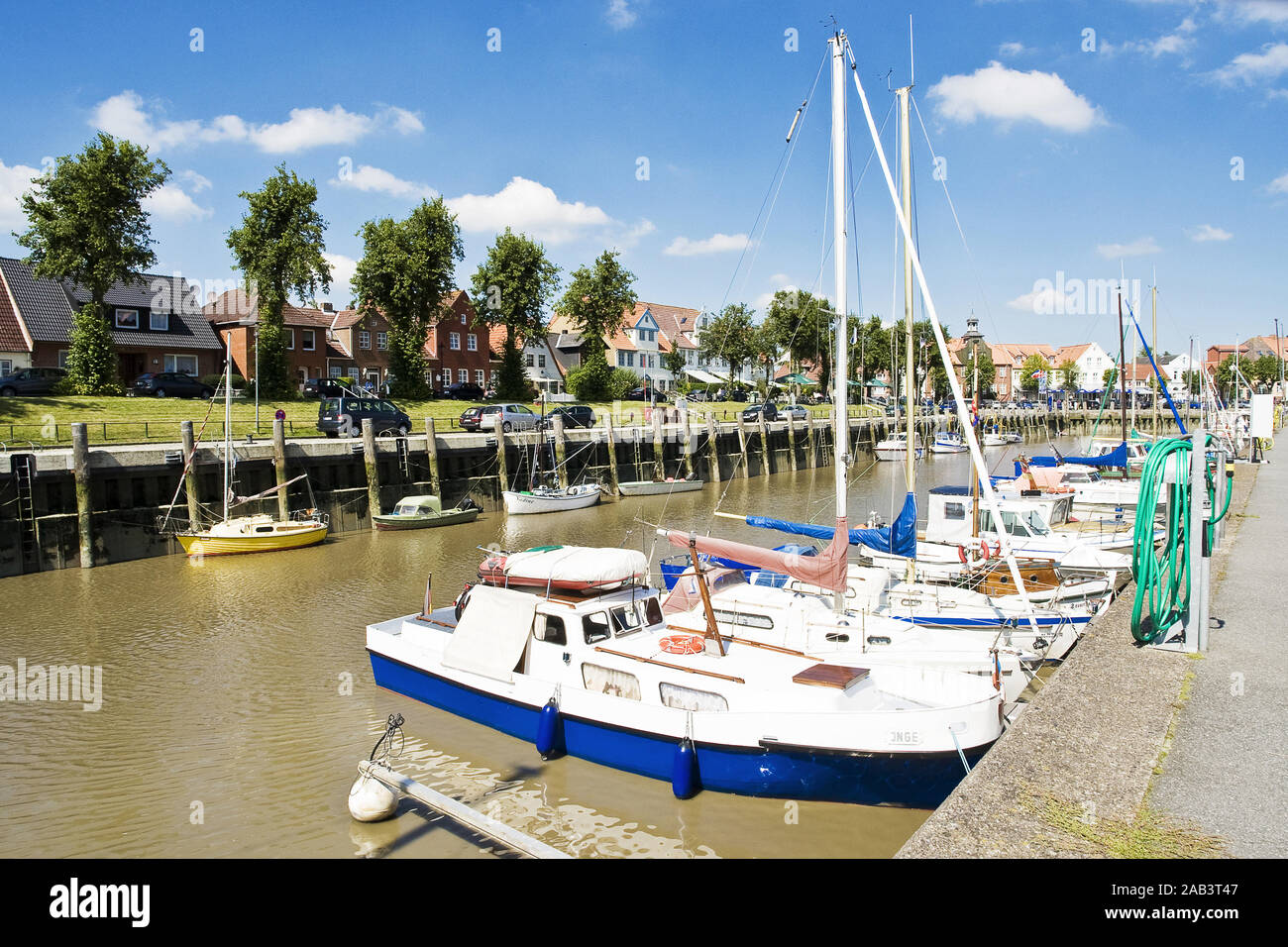 Boote im Hafen von Toenning Stock Photo - Alamy
