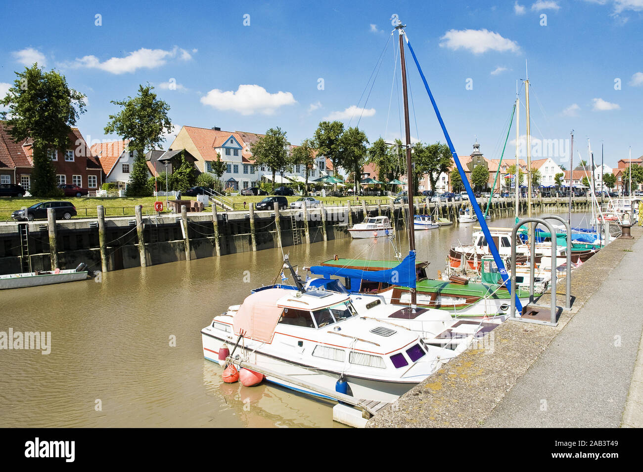 Boote im Hafen von Toenning Stock Photo - Alamy