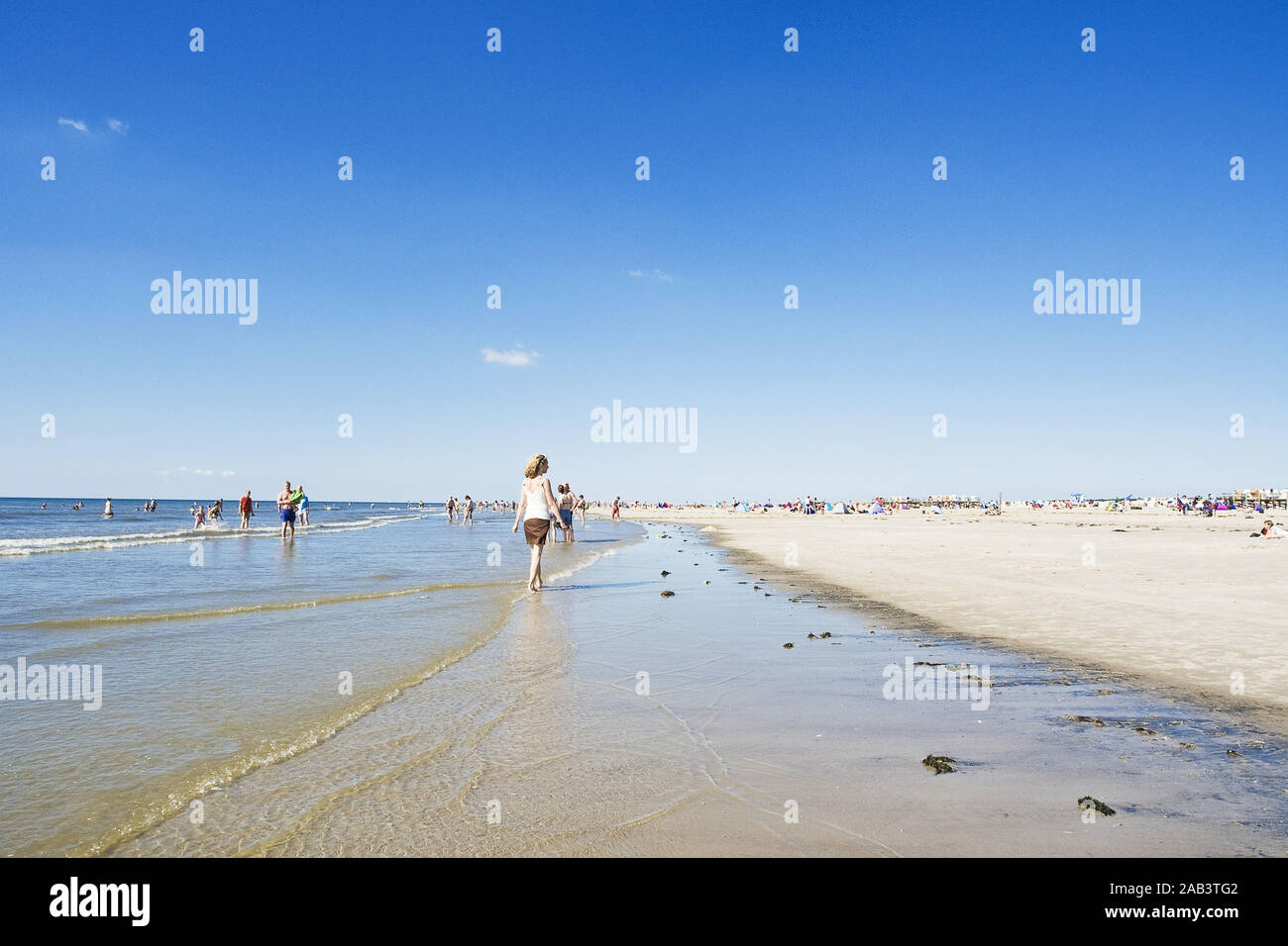 Touristen am Strand von St. Peter-Ording Stock Photo - Alamy