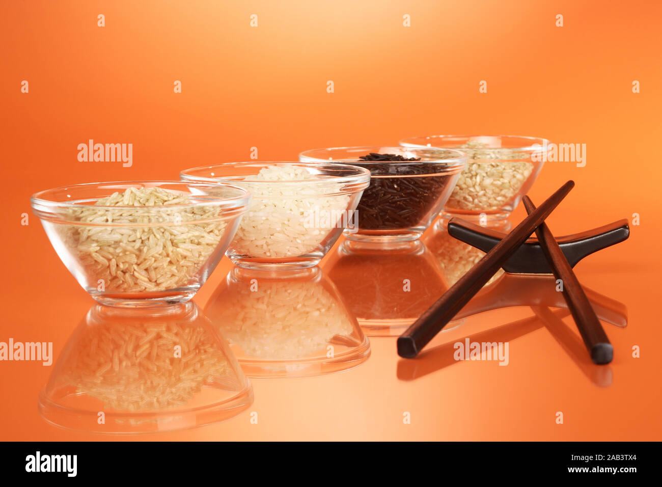 Verschiedene Reissorten mit Staebchen Stock Photo - Alamy