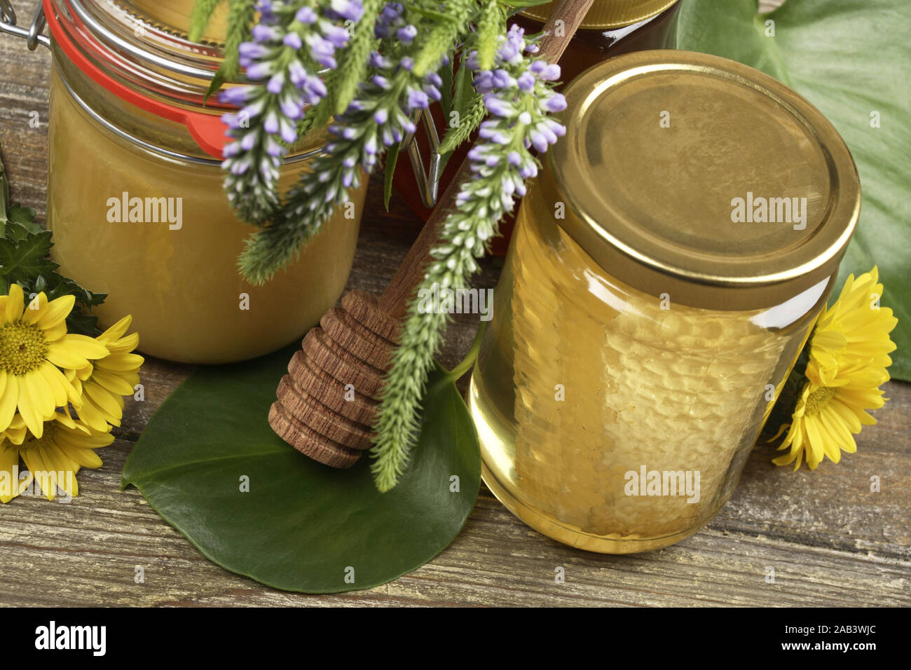 Gl‰ser mit Honig und Blumen auf einem Tisch |Jars with honey and ...