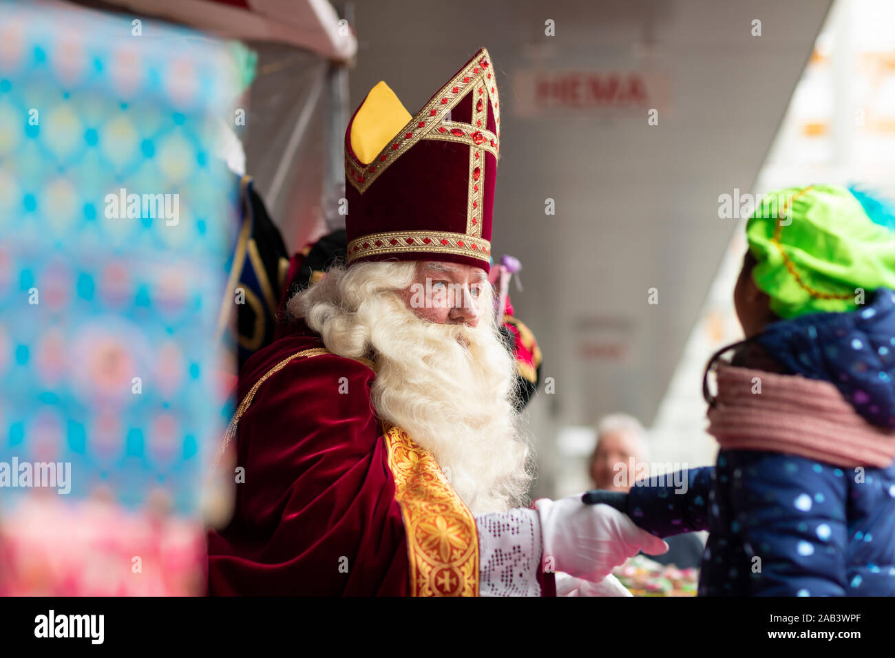 Dutch traditional costumes hi-res stock photography and images - Alamy