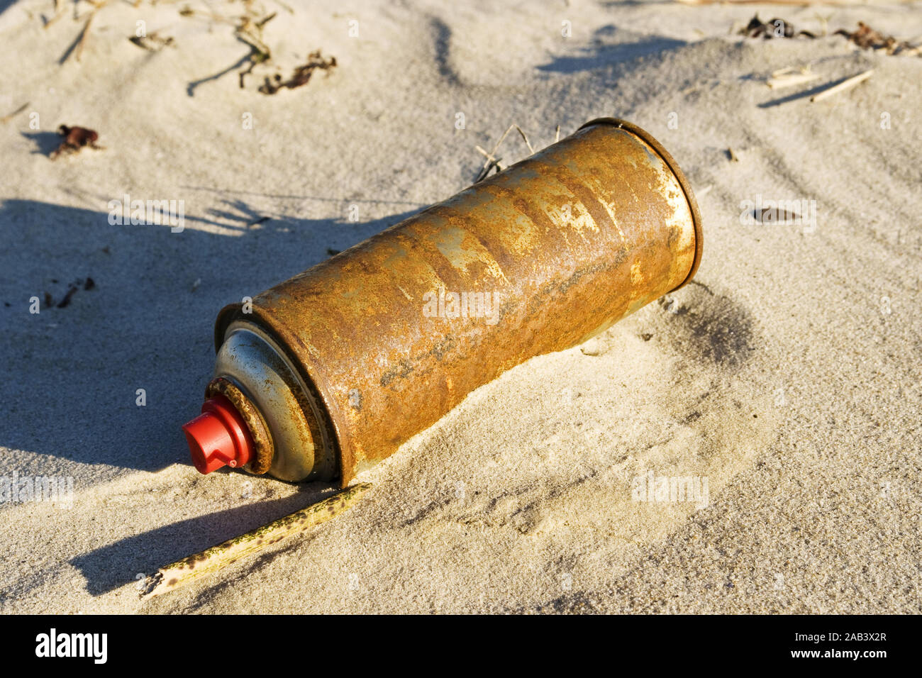 Alte Spraydose an einem Strand an der Nordsee |Old aerosol on a beach ...