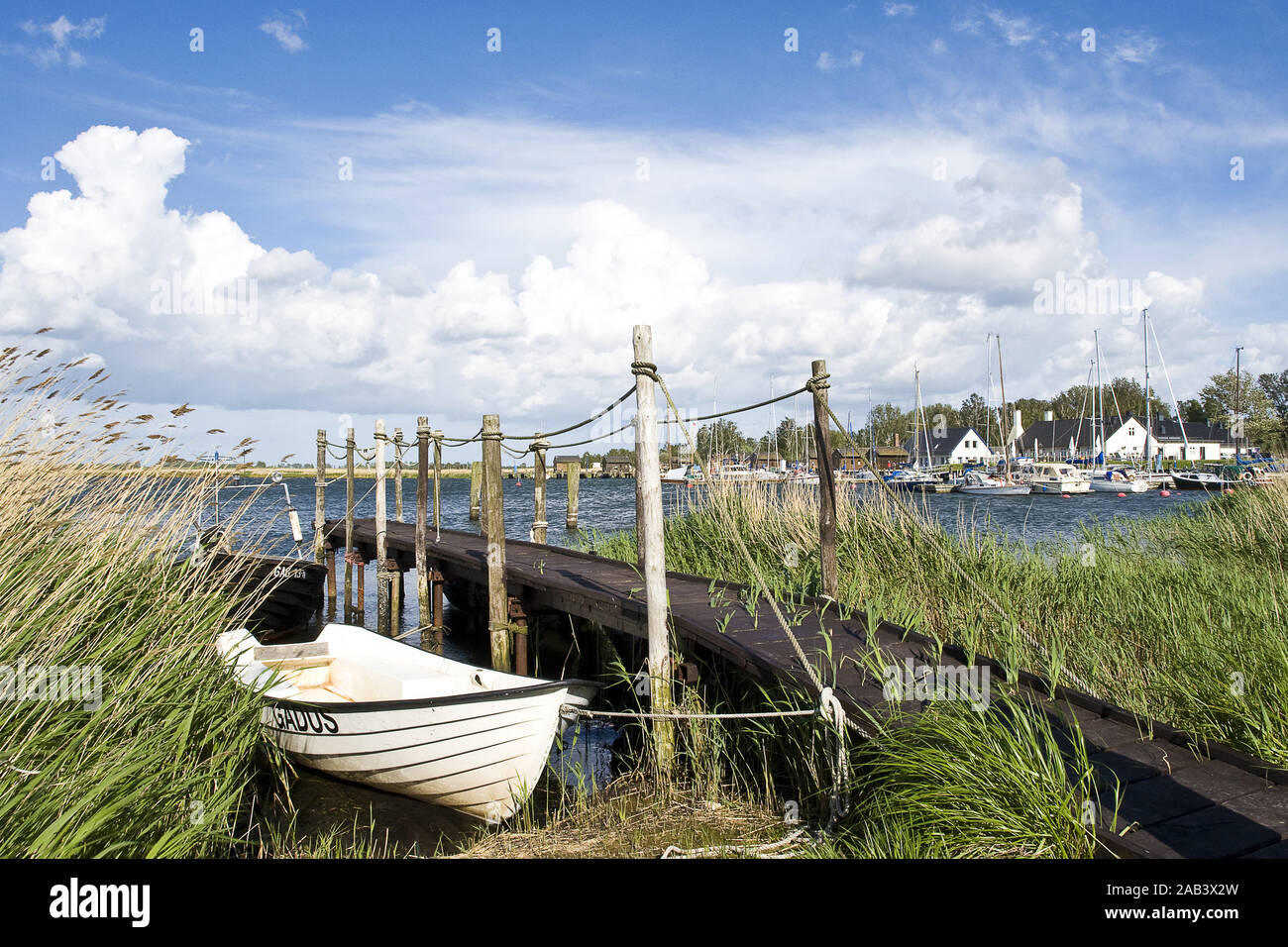 Ufer mit boot hi-res stock photography and images - Alamy