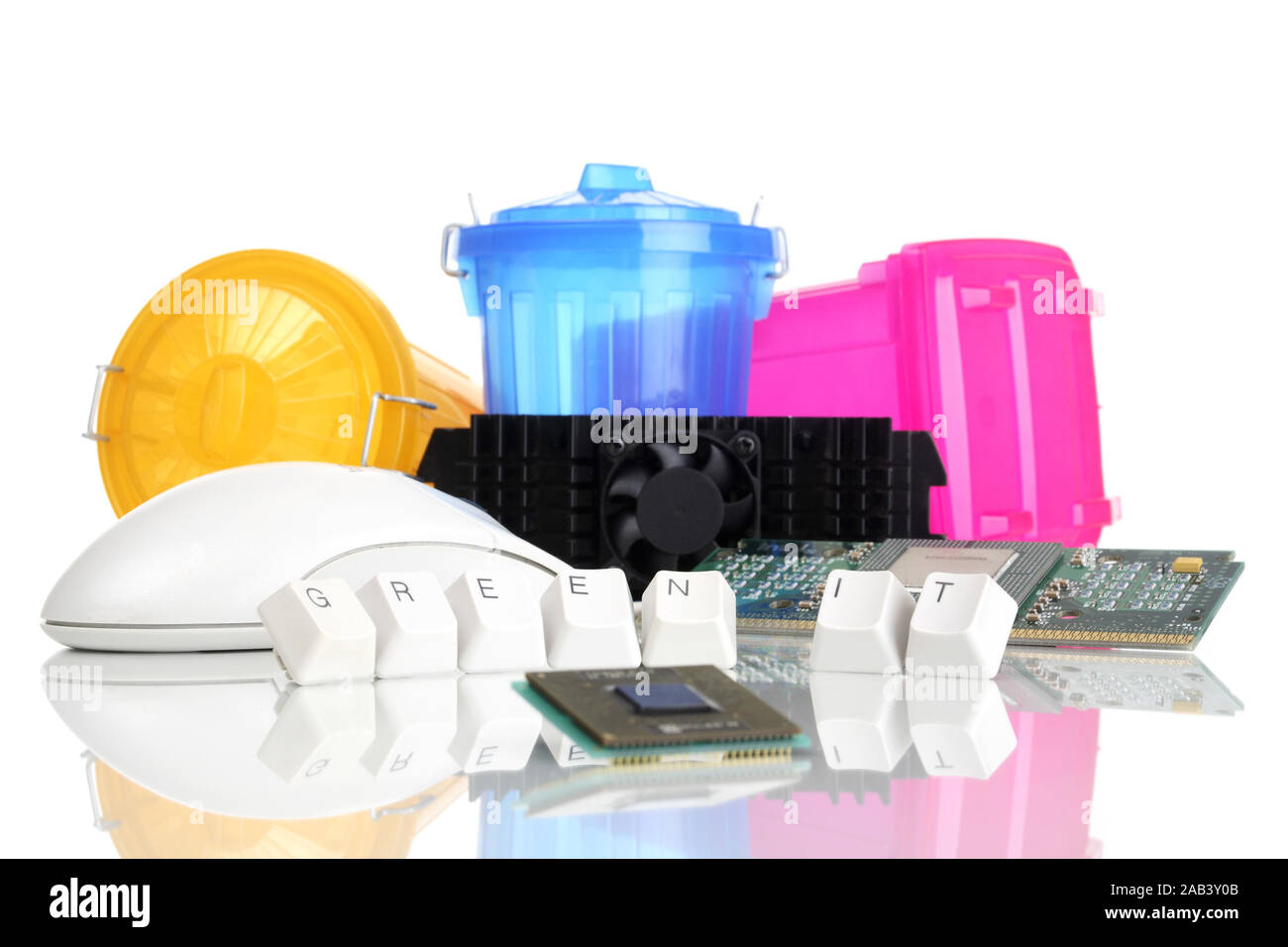 Maus, Computerbauteile und Mülltonnen |Mouse, computer parts and trash ...