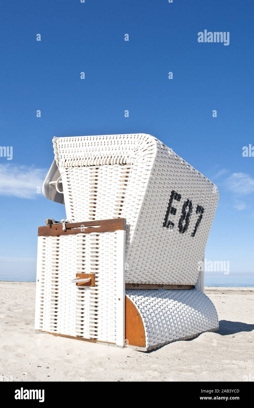 Strandkorb an einem Strand an der Ostsee |Beach chair on a beach on the ...