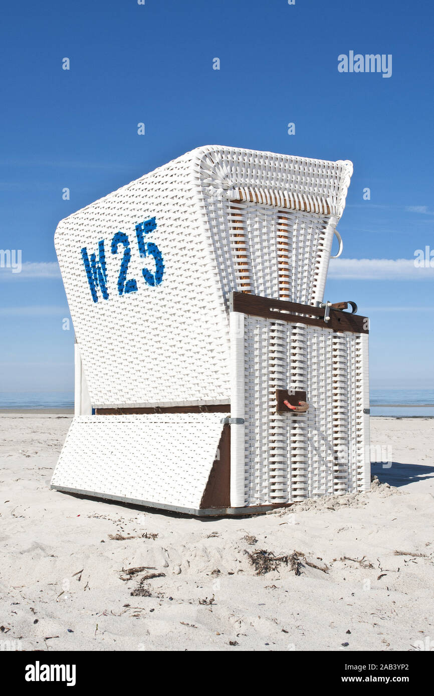 Strandkorb an einem Strand an der Ostsee |Beach chair on a beach on the ...