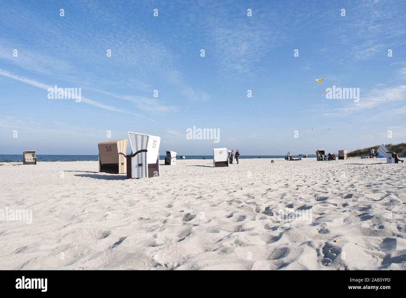 Strandkˆrbe an einem Strandabschnitt in Prerow |Beach chairs on a beach ...