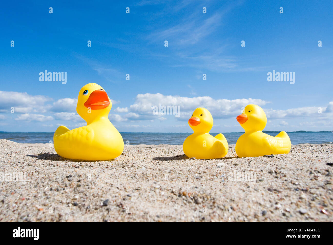 Gummienten am Strand Stock Photo - Alamy