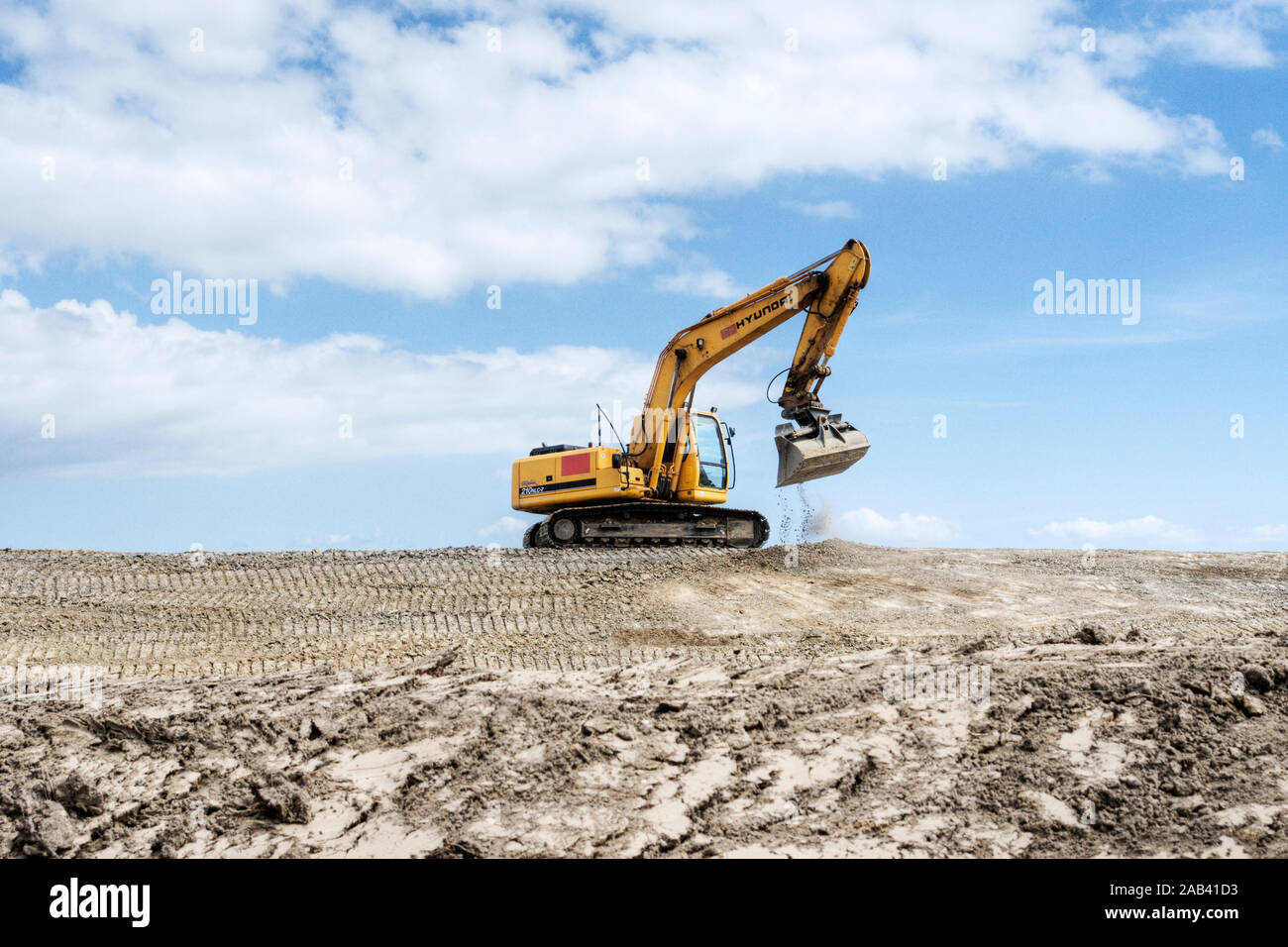 Bagger beim Deichbau Stock Photo - Alamy