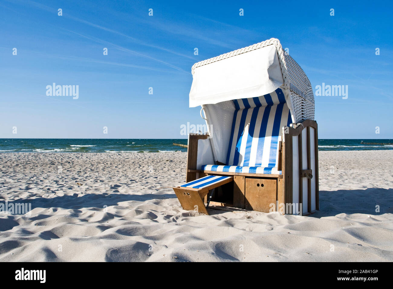 Strandkorb am Strand bei Zingst Stock Photo - Alamy