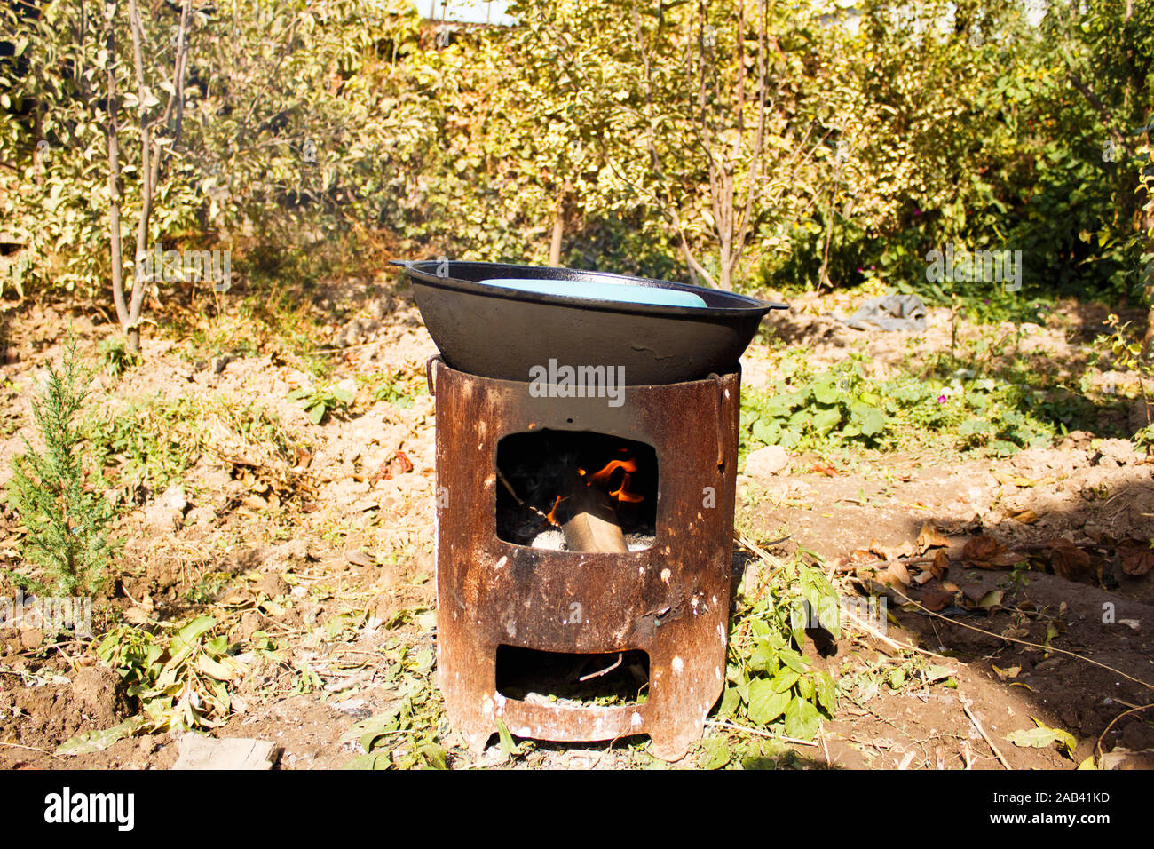 Pan on fire hi-res stock photography and images - Alamy